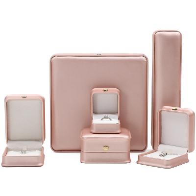 China Custom Logo Jewelry Box with Rose Gold Leather Crown Design - 300,000 Monthly Capacity, 20-Day Production for sale