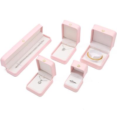 China 10×10×5cm Custom Leather Jewelry Box with Logo Options for Crown Bracelets and Rings - 300,000 Monthly Capacity for sale