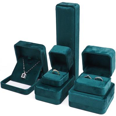 China Luxury Dark Green Velvet Jewelry Box - Custom Size & Logo, 300,000 Monthly Capacity, 20-Day Production for sale