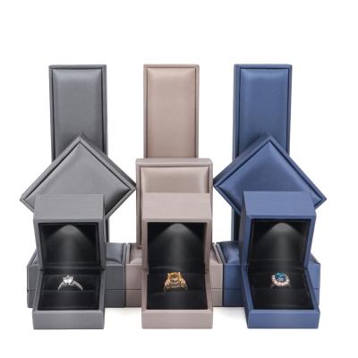 China Custom LED Jewelry Box Luxury Faux Leather Personalized Packaging 20x15x10cm for sale