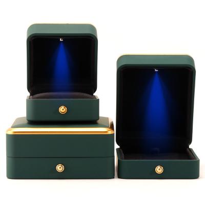 China Customizable Square Green LED Jewelry Box for Necklace Ring Luxury Packaging 300000pcs Monthly for sale