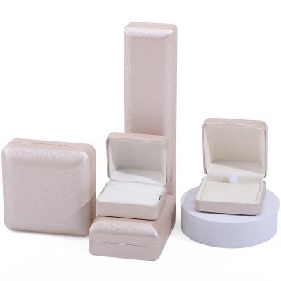 China Customized Gold Leather Jewelry Box for Bracelet Necklace Ring Storage 20cm for sale