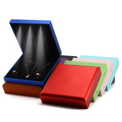 China Hanhong Custom Logo White Light LED Jewelry Box Set for Ring Necklace Earrings 300000pcs Monthly for sale