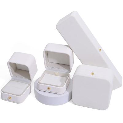 China Custom Rectangle Leather Jewelry Box with Thick Sponge Silk Necklace Storage 30x20x10cm for sale
