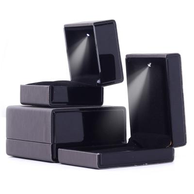 China Hanhong Custom Logo LED Light Jewelry Packaging Box in Gray - 300,000 Monthly Capacity with 20-Day Production for sale