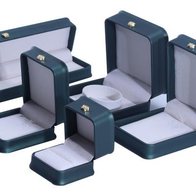 China Green Crown Design Luxury PU Leather Jewelry Box for Bracelet Necklace Ring Storage 20cm for sale