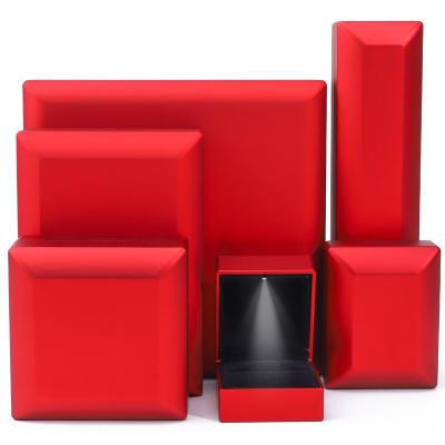 China Custom LED Velvet Jewelry Box with White Light - 300,000 Monthly Capacity & 20-Day Production for sale