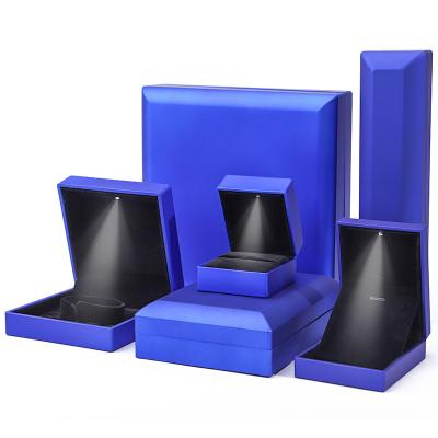 China Custom LED Jewelry Box with Blue Lighting - 300,000 Monthly Capacity, 20-Day Production for sale