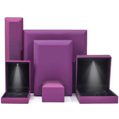 China Custom LED Jewelry Box with Logo Printing - 300,000 Monthly Capacity, 5-7 Day Samples in Multiple Materials for sale