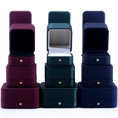 China Custom PU Leather Jewelry Box for Necklace Bracelet Earrings Ring with Logo 300000pcs Monthly for sale