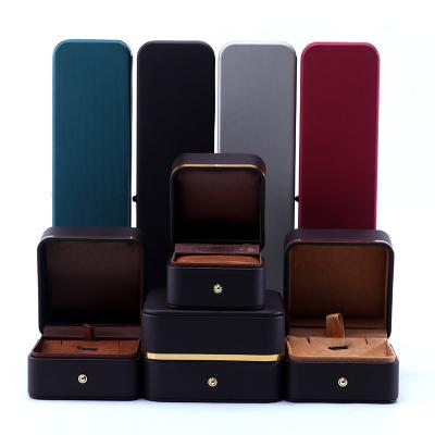 China Custom Leather Jewelry Packaging Box for Earrings Necklaces Rings 300000pcs Monthly Supply for sale