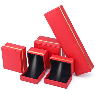 China Custom Pu Leather Bracelet Light Deluxe Jewelry Set with Gray Earrings and Red Box for sale