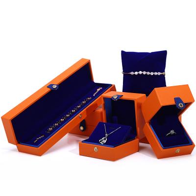 China Custom Velvet Jewelry Box with Logo Silk Screen Printing for Gift Packaging for sale