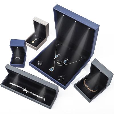 China Customizable Brush Finishing PU Leather LED Jewelry Storage Box 300000pcs Monthly Supply for sale