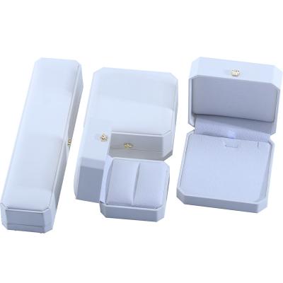China White PU Leather Crown Shape Jewelry Box Custom Logo Storage Case 300000pcs Monthly Supply for sale
