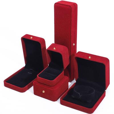 China Custom Red Velvet Jewelry Box for Necklace Bracelet Earrings Ring - 300,000 Monthly Capacity with 20-Day Production for sale