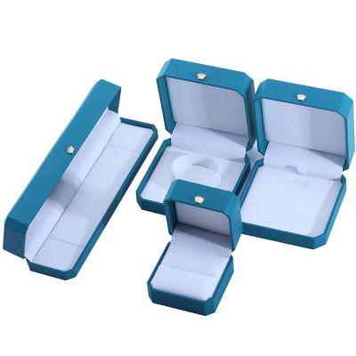 China Custom Crown Shape PU Leather Jewelry Storage Box for Bracelets Earrings 20cm for sale