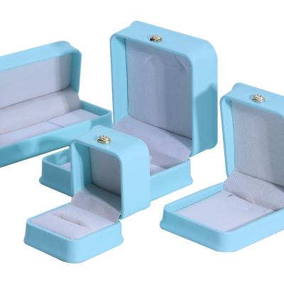 China Custom Logo Luxury PU Leather Jewelry Box Cyan Crown Design 300000pcs Monthly Supply for sale