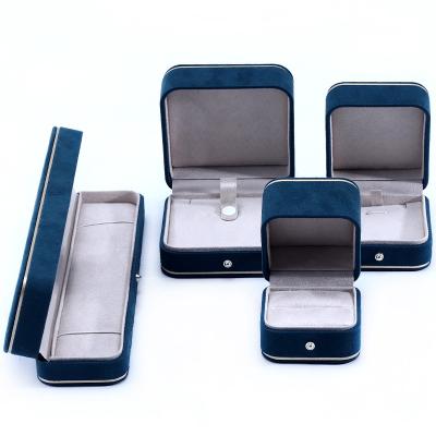 China Custom Logo Velvet Jewelry Box for Bracelets - 300,000 Monthly Capacity with 20-Day Production for sale