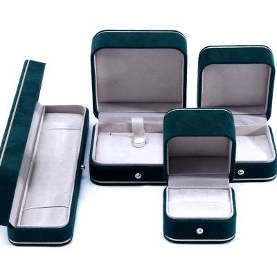 China Custom Green Velvet Jewelry Box for Bracelet Necklace Ring with Custom Logo Size 200x150x50mm for sale
