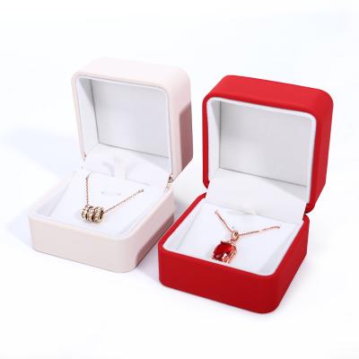 China Custom PU Leather Necklace Box with Gold Buckle - Luxury Jewelry Packaging with Velvet Interior & Logo Embossing for sale