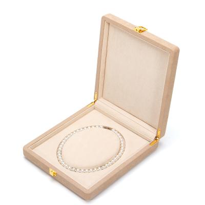 China 20x23x5cm White Microfiber Leather Pearl Necklace Box with Metal Buckle Closure for Custom Jewelry Packaging for sale