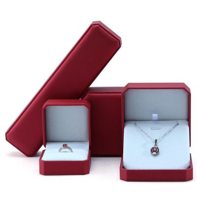 China Custom Luxury Jewelry Packaging Box Handmade Red Leather Exquisite Craftsmanship 300000 Pieces Monthly Supply for sale