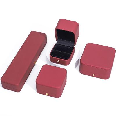 China Custom PU Leather Jewelry Storage Box with Gold Button Ornament 300000pcs Monthly Supply for sale