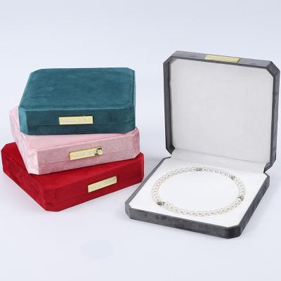 China Custom Velvet Pearl Necklace Storage Box with Golden Scutcheon 300000pcs Monthly Supply for sale