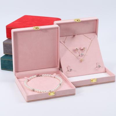 China Custom Velvet Jewelry Box Organizer Gold Buckle Luxury Case OEM 300000 pcs Monthly Supply for sale