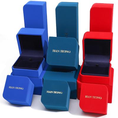 China Custom PU Leather Arc-Shaped Jewelry Storage Box Luxury Packaging 300000pcs Monthly Supply for sale