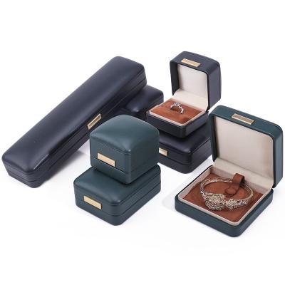 China Custom PU Leather Convex Roof Jewelry Box with Gold Bar Ornament 300000pcs Monthly for sale