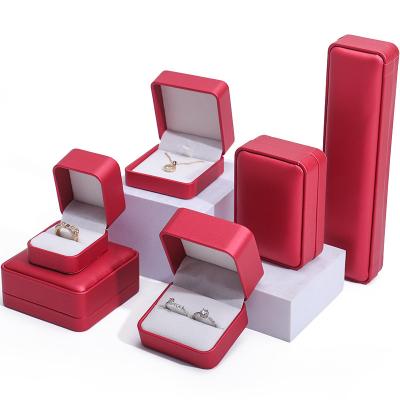 China Customizable PU Leather Jewelry Box Set with Velvet Lining 300000pcs Monthly Supply for sale