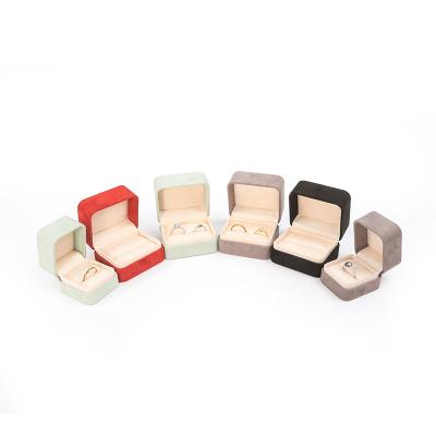 China Square Velvet Jewelry Ring Box Customizable 2x2 Inch Wedding Ring Packaging for sale
