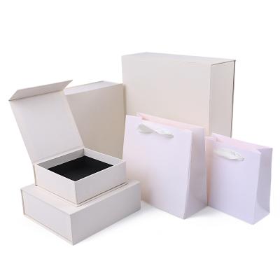China Eco Friendly Cardboard White Magnetic Jewelry Gift Box 200x150x50mm Paper Packaging for sale