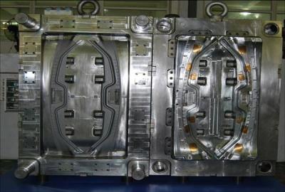 China Automotive Plastic Injection Mould PA66 GF30 Hot Runner Mold 2 Cavity 550x450mm for sale