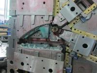 China Automotive Plastic Injection Mould PA66 GF30 Hot Runner Mold 2 Cavity 550x450mm for sale