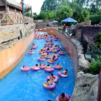 China Ice World Water Park Lazy River 200 People Capacity With Serene Currents for sale