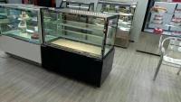 China Upright Glass Door Chiller Cabinet Right Angle Rear Door Air Cooled for Cake for sale