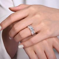 China Prong Setting Lab Grown Diamond Wedding Rings VVS Clarity Customized Pattern for sale