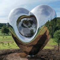 China Customized Mirror Polished Stainless Steel Love Me Sculpture 10m Height 316L for sale