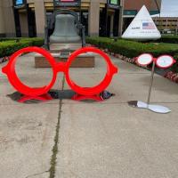 China 316L Stainless Steel Red Glasses Sculpture 0.8m Hand Forged Outdoor Art for sale