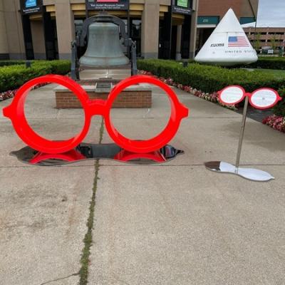 China 316L Stainless Steel Red Glasses Sculpture 0.8m Hand Forged Outdoor Art for sale