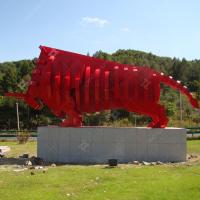 China Large Outdoor Spray Painted Steel Cow Sculpture 5m High for Highway Decoration for sale