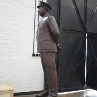China Casting 1.8m Bronze Military Statue Patina Finish for sale