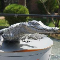 China Cast Polished Stainless Steel 316L Crocodile Decoration Sculpture Custom Size for sale