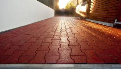 China Interlocking Horse Stable Rubber Flooring Mats 15-35mm Thickness 60-70 ShoreA Hardness for Equestrian Facilities for sale