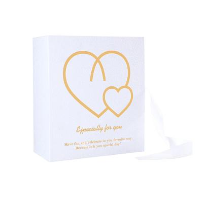 China Matt Lamination Wedding Paper Gift Box , A-F Flute Wedding Sweet Box for sale