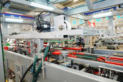 China Customized 30 PPM Side Feeding Wraparound Case Packer for Beverage Lines - 15850mm Length, 30KW Power for sale