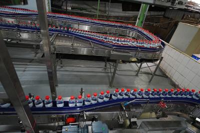 China 24000BPH Bottle Conveyor System with SUS304 Construction and PLC Control for Water Production Lines for sale
